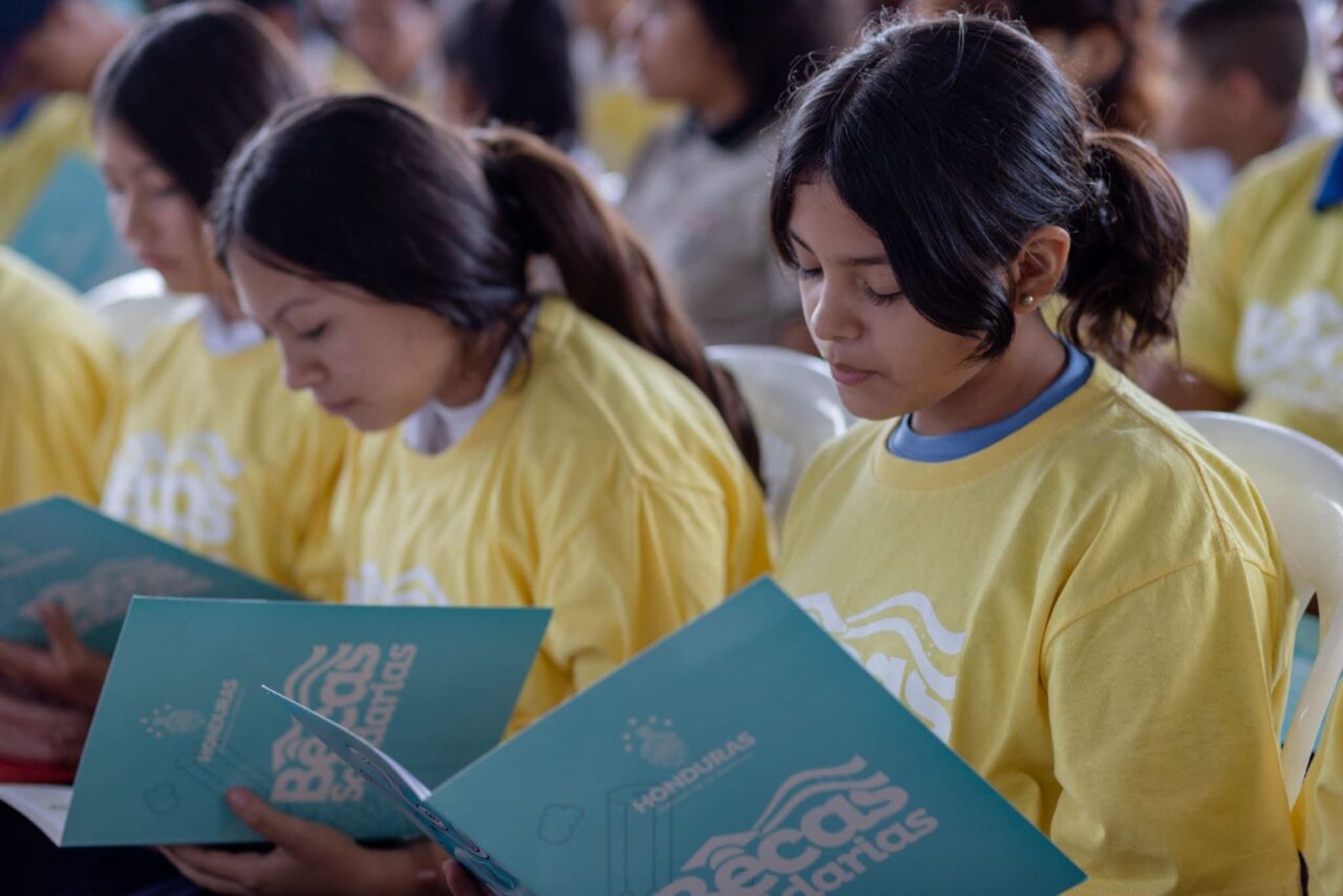 Becas Solidarias un paso hacia la Refundación de la Educación en ...
